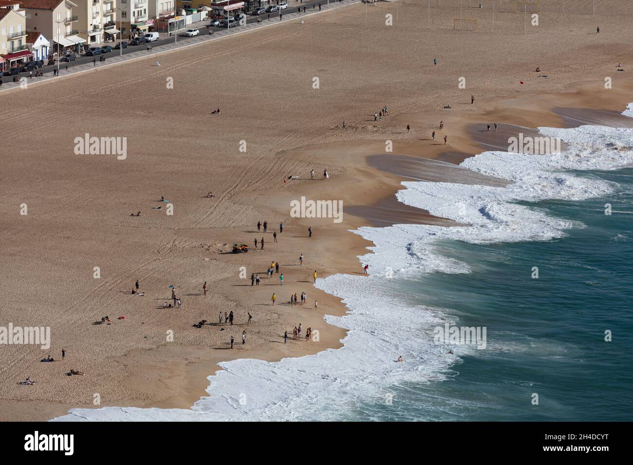 Der Strand von Nazare, Praia da Nazare Stock Photo - Alamy