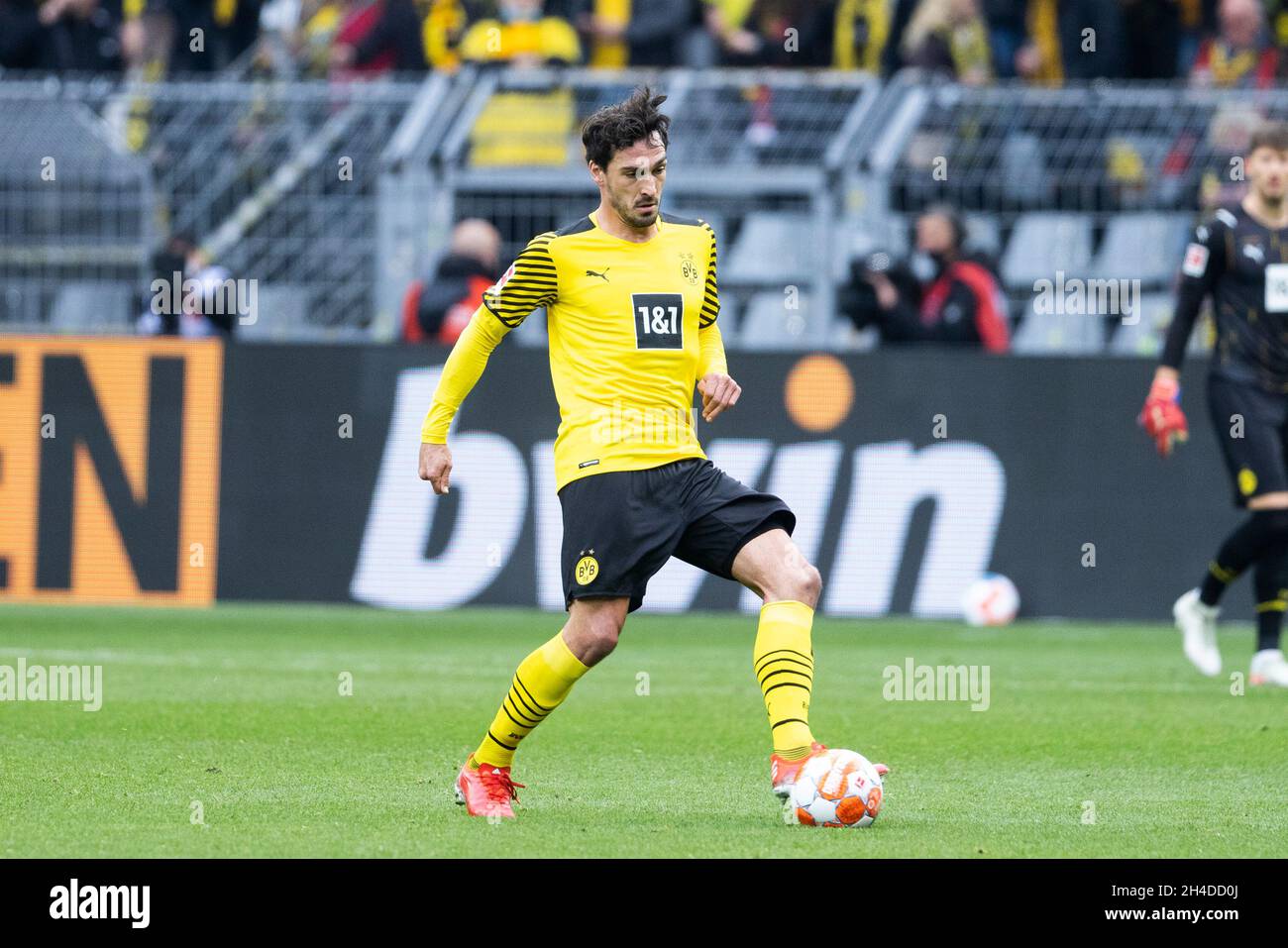 Dortmund, Signal Iduna, 30.10.21: Mats Hummels (BVB) am Ball im Spiel ...