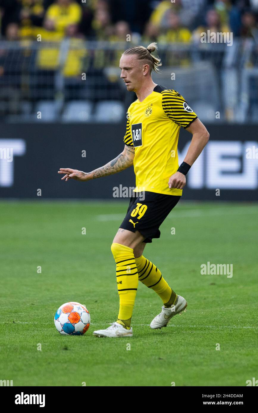 Dortmund, Signal Iduna, 30.10.21: Marius Wolf (BVB) am Ball im Spiel ...