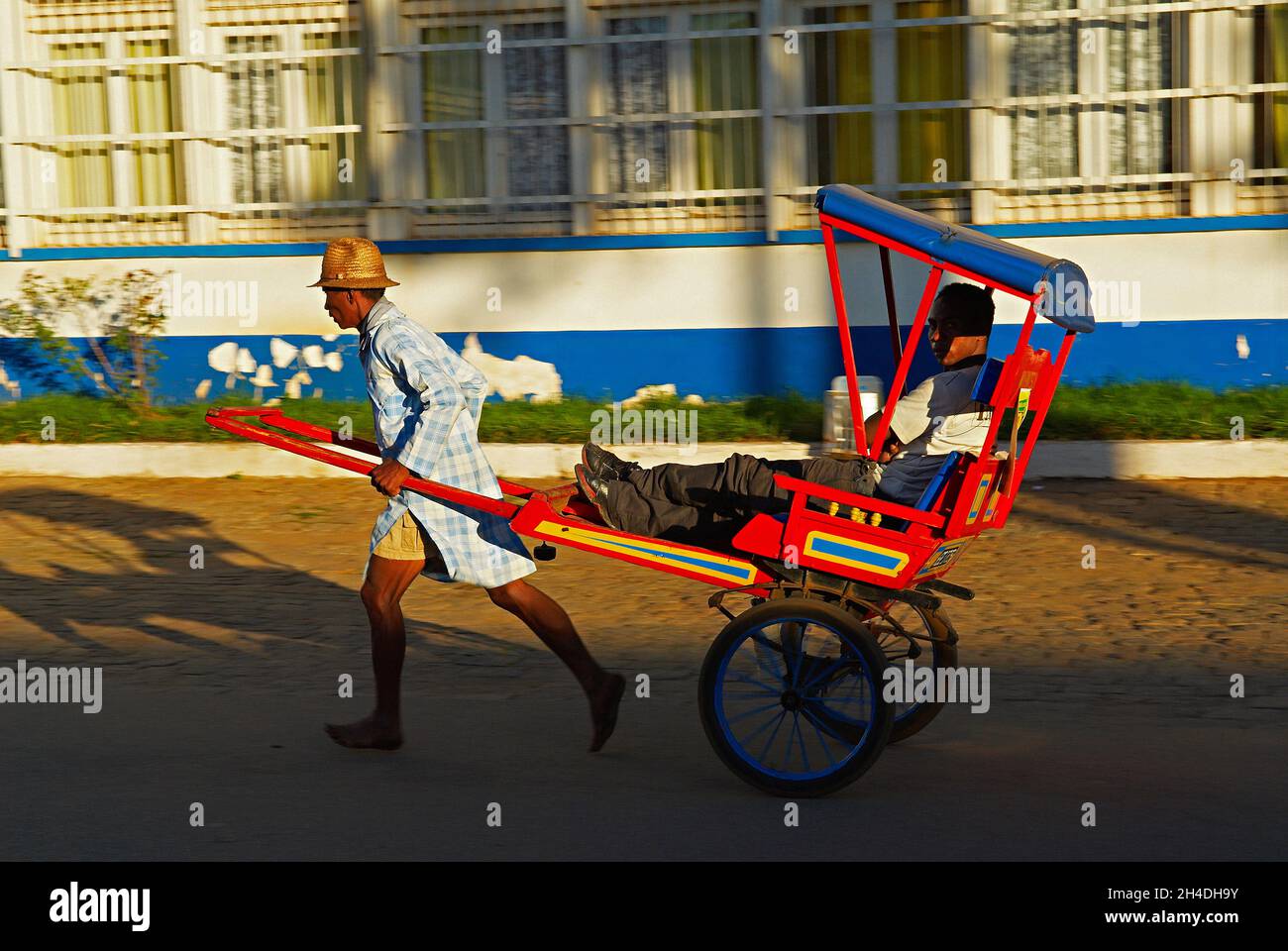 Madagascar. Antsirabe. Pousse-pousse, le taxi malgache. // Madagascar ...