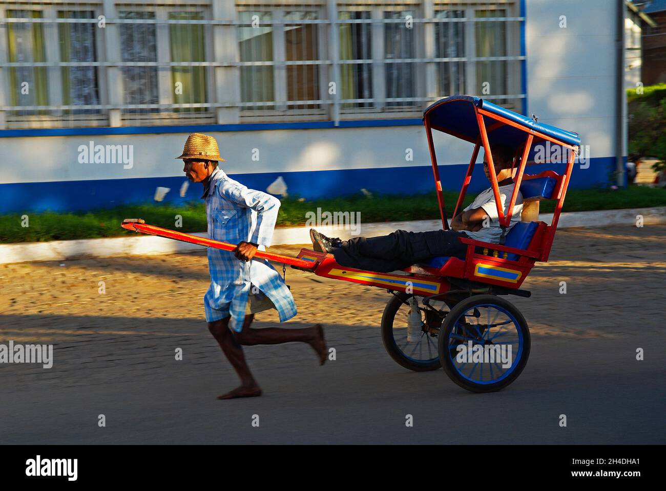 Madagascar. Antsirabe. Pousse-pousse, le taxi malgache. // Madagascar ...