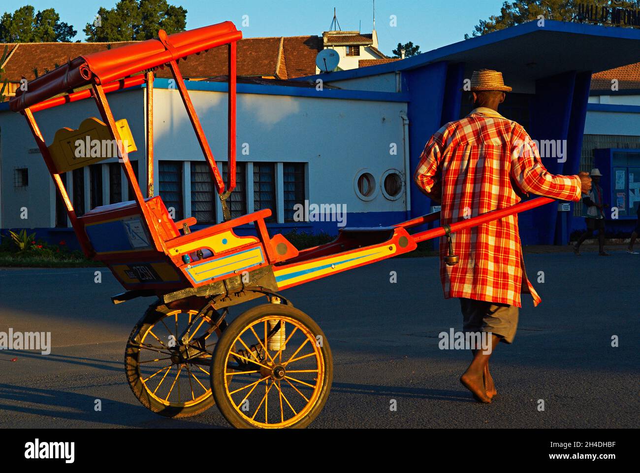 Madagascar. Antsirabe. Pousse-pousse, le taxi malgache. // Madagascar ...
