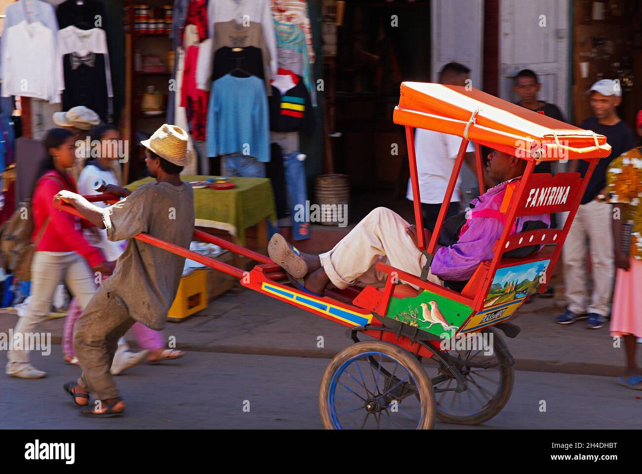 Madagascar. Ambositra. Ville Betsileo. Pousse-pousse, le taxi malgache ...