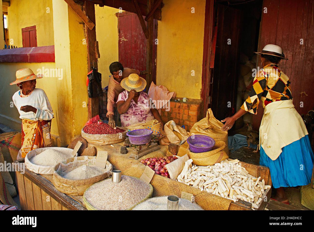 Madagascar. Ambositra. Ville Betsileo. Marche dans la rue principale ...