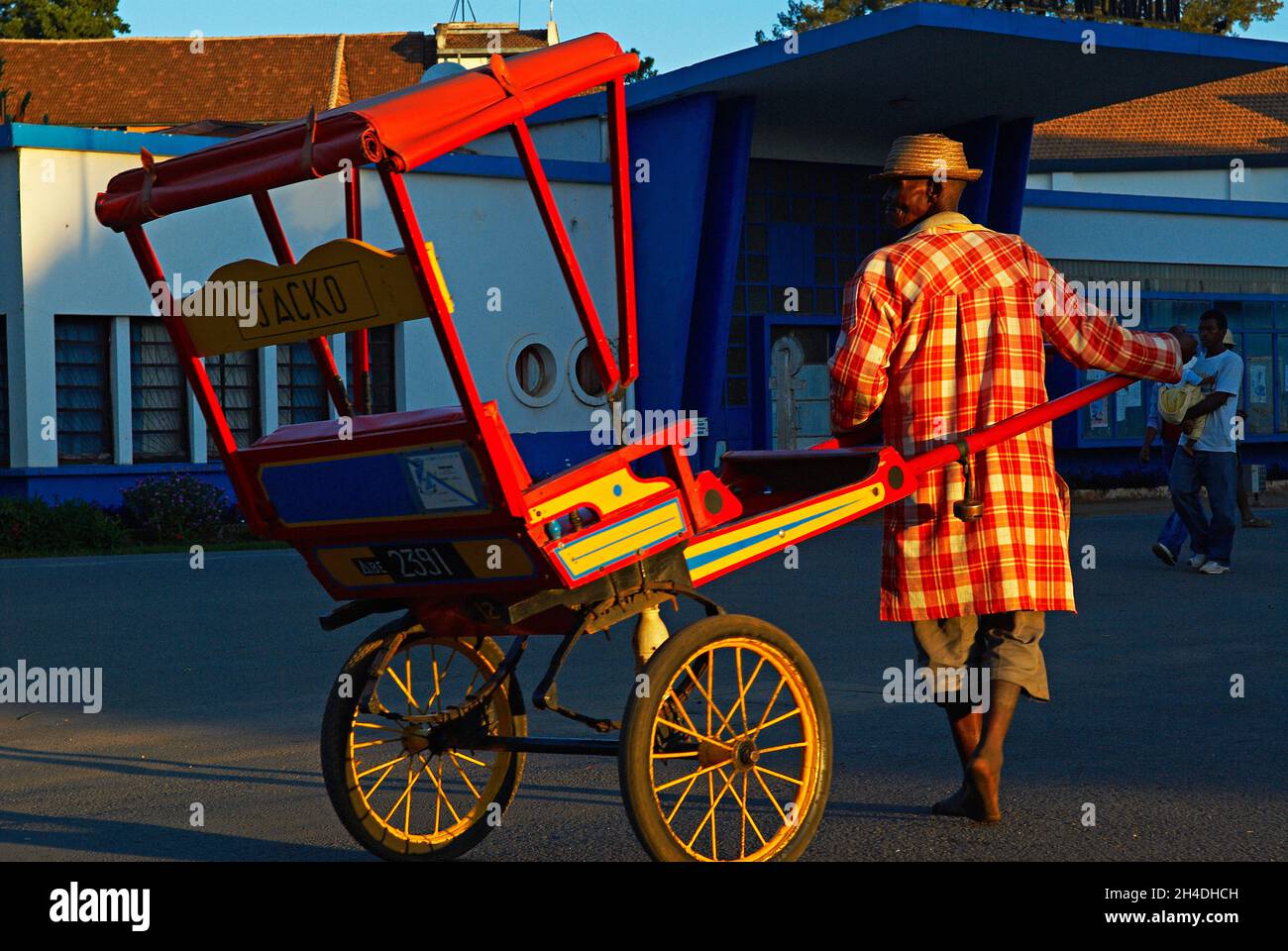 Madagascar. Antsirabe. Pousse-pousse, le taxi malgache. // Madagascar ...