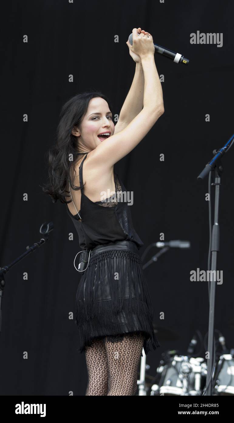 The Corrs singer Andrea Corr sings to pay tribute to David Bowie's life ...