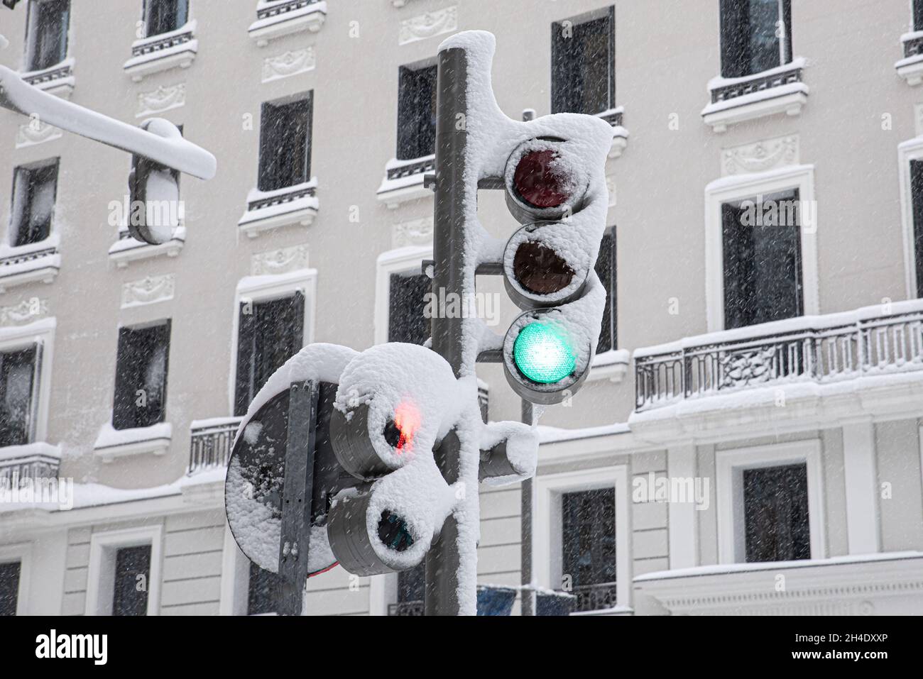 Snowy traffic light on green on a snowy winter day Stock Photo - Alamy