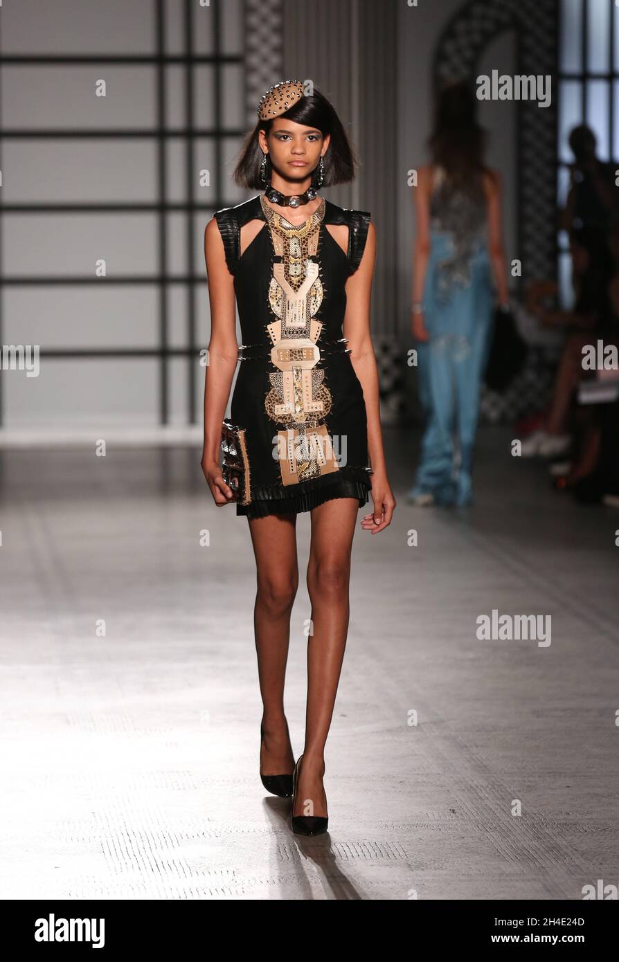Models on the Fashion in Motion: Holly Fulton show, a retrospective ...