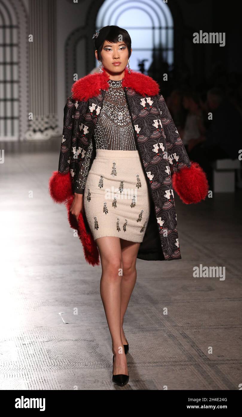 Models on the Fashion in Motion: Holly Fulton show, a retrospective ...