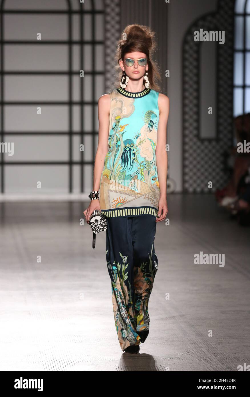 Models on the Fashion in Motion: Holly Fulton show, a retrospective ...