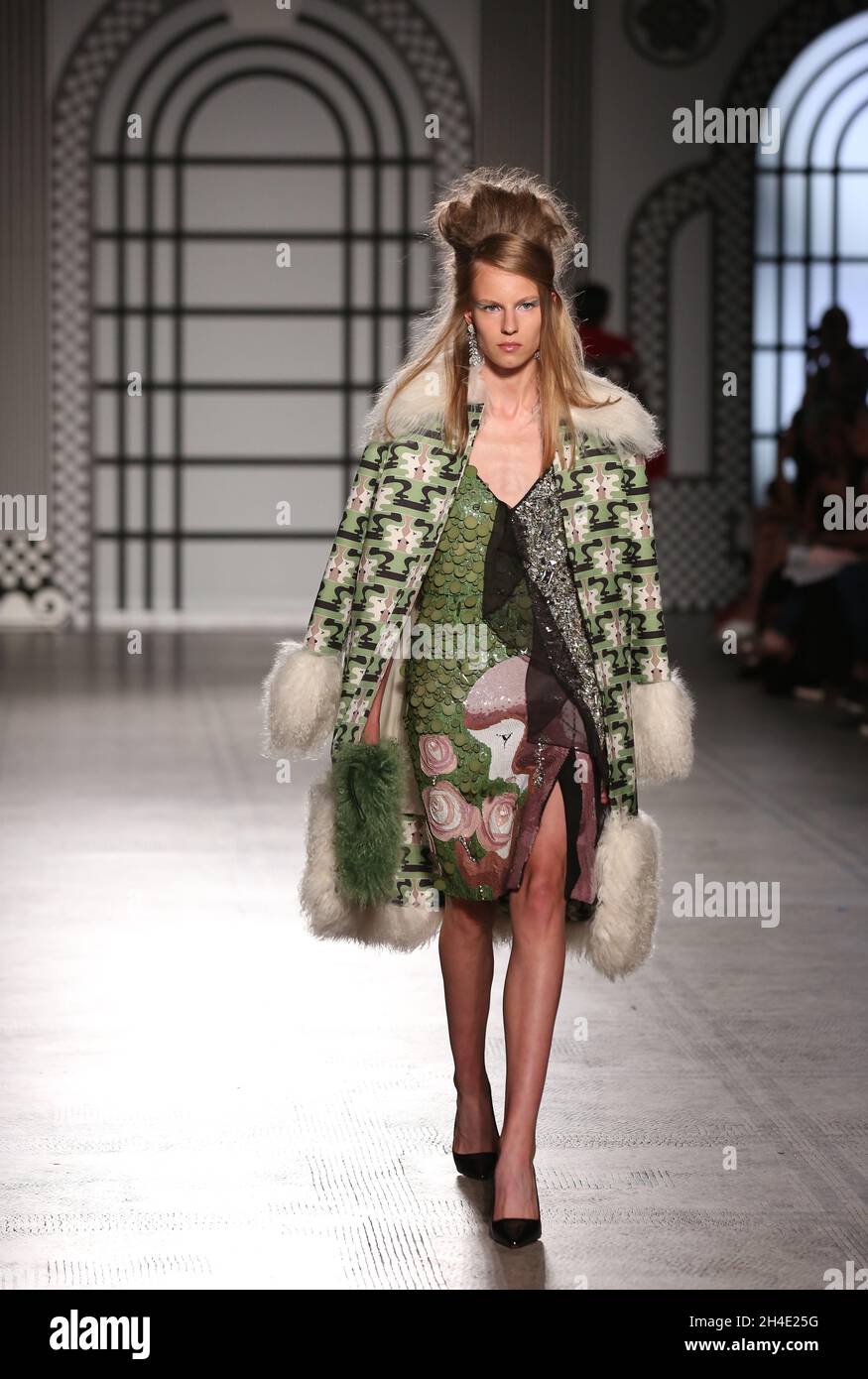 Models on the Fashion in Motion: Holly Fulton show, a retrospective ...