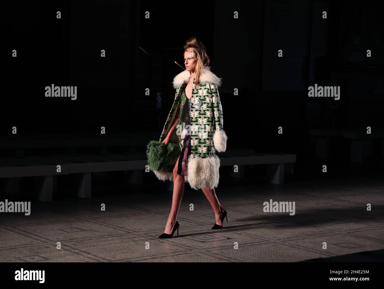 Models on the Fashion in Motion: Holly Fulton show, a retrospective ...