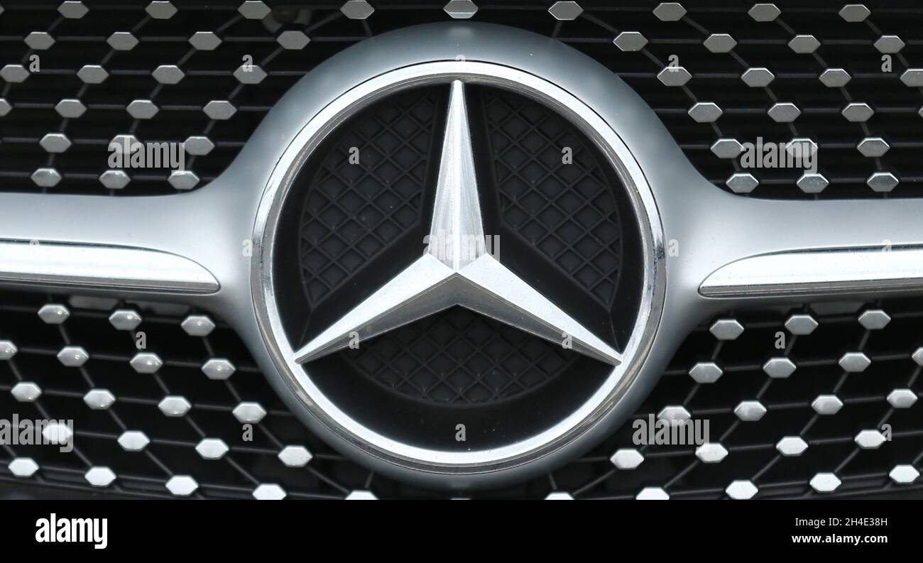 A close up of a Mercedes-Benz logo Stock Photo - Alamy