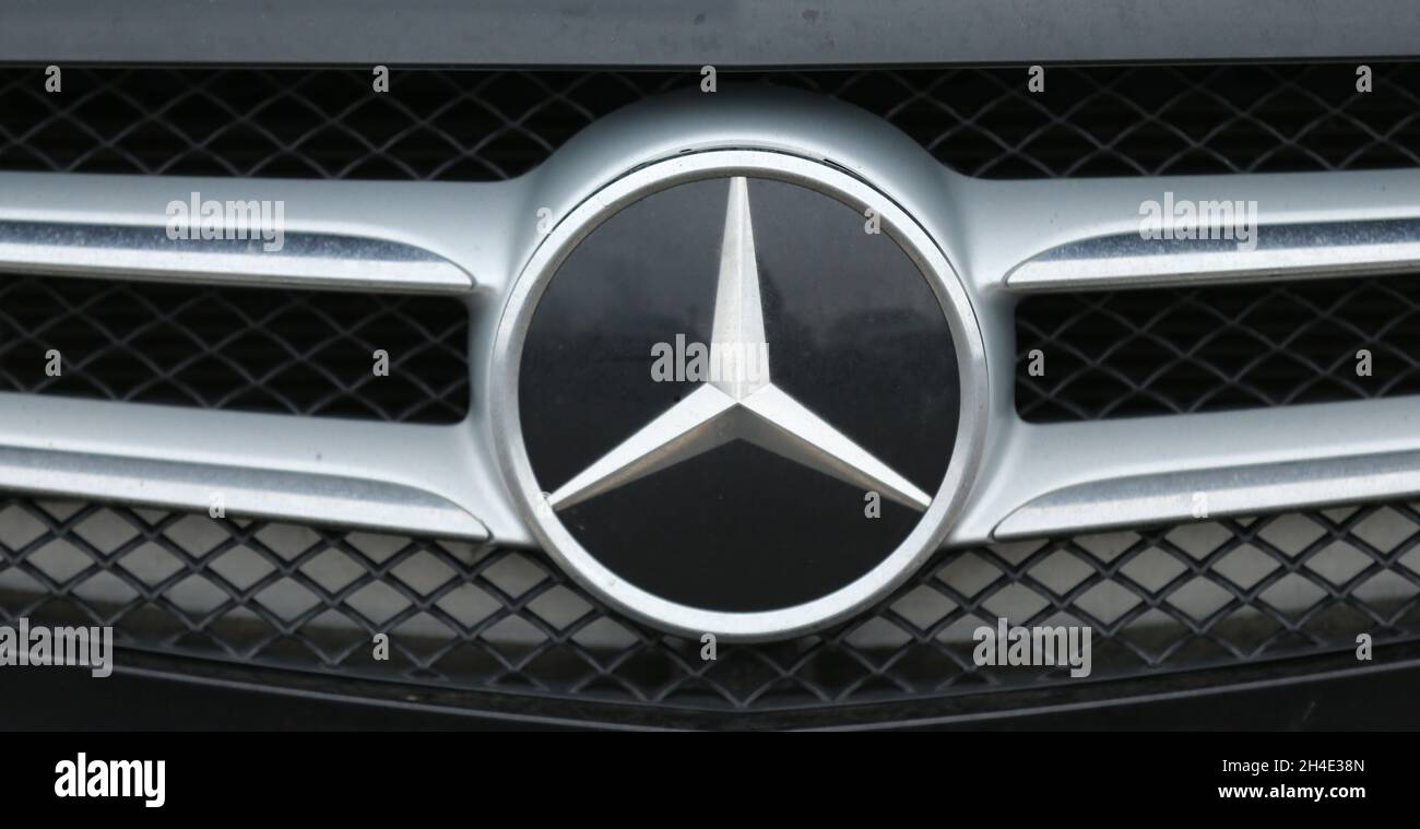 A close up of a Mercedes-Benz logo Stock Photo - Alamy