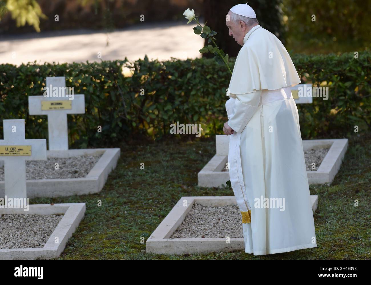 ‭Italy, Rome, Vatican, 21/11/02 Pope Francis at the French cemetery in ...