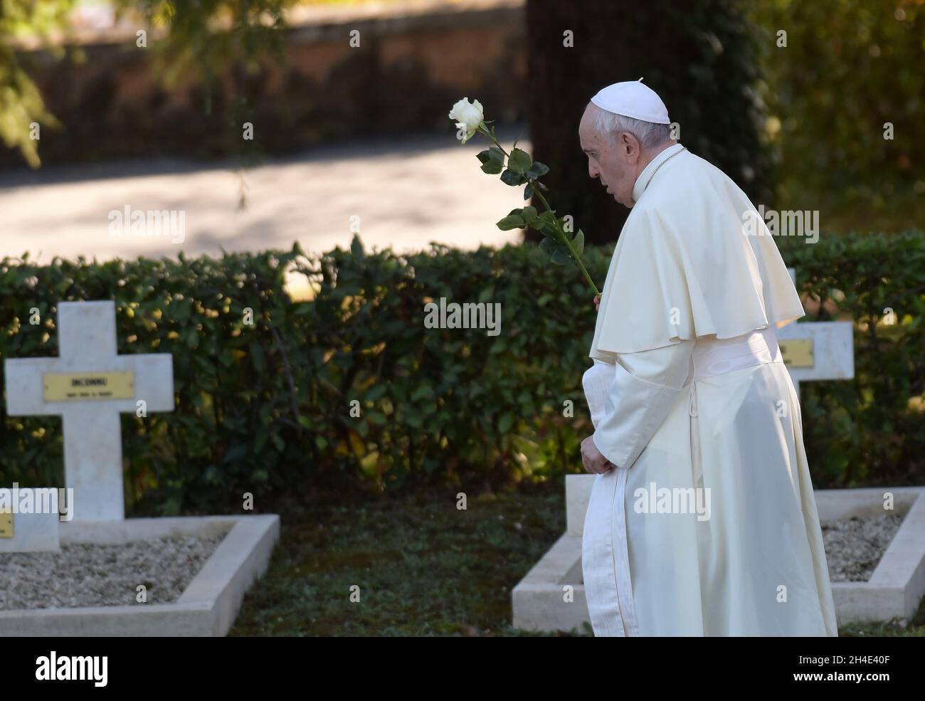 ‭Italy, Rome, Vatican, 21/11/02 Pope Francis at the French cemetery in ...