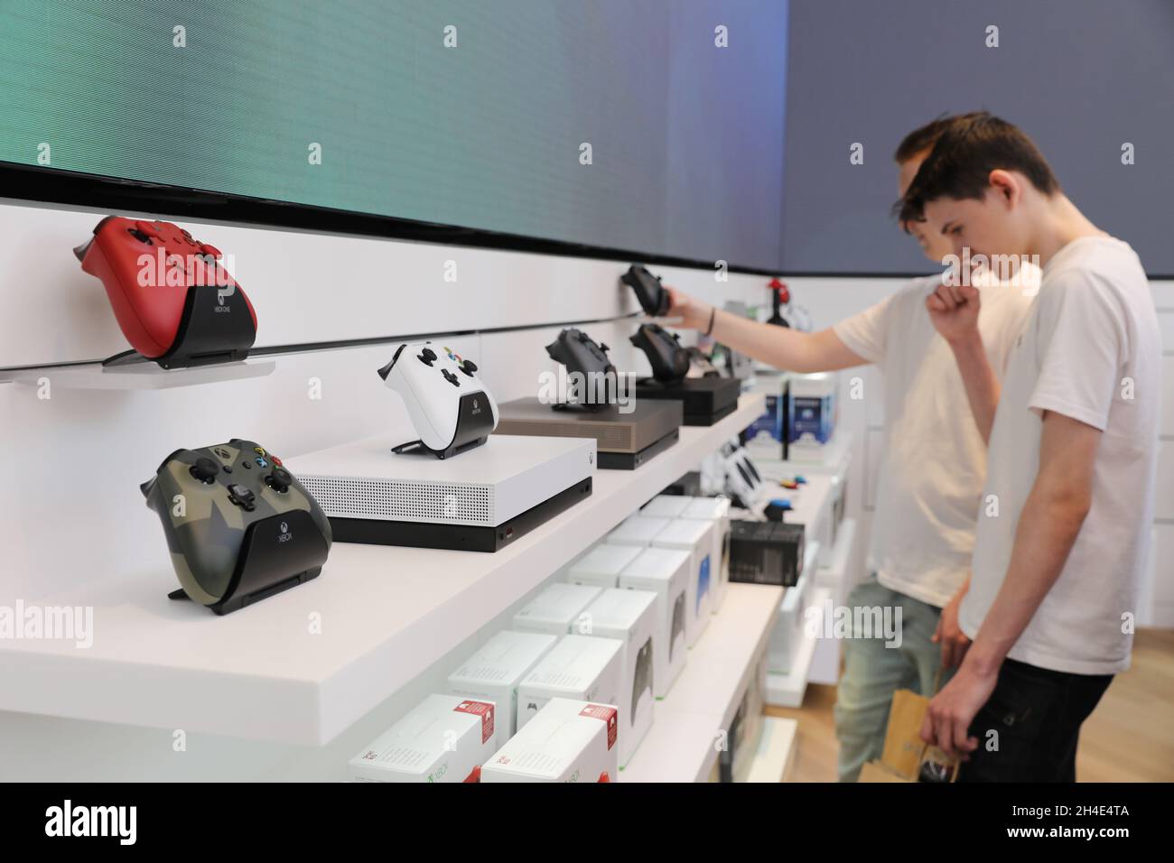 Xbox gaming hi-res stock photography and images - Alamy