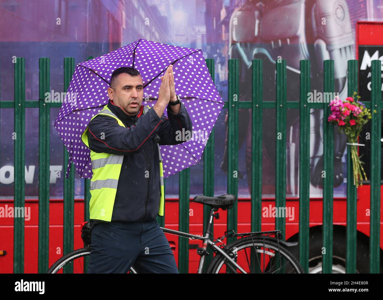 Metroline bus hi-res stock photography and images - Alamy