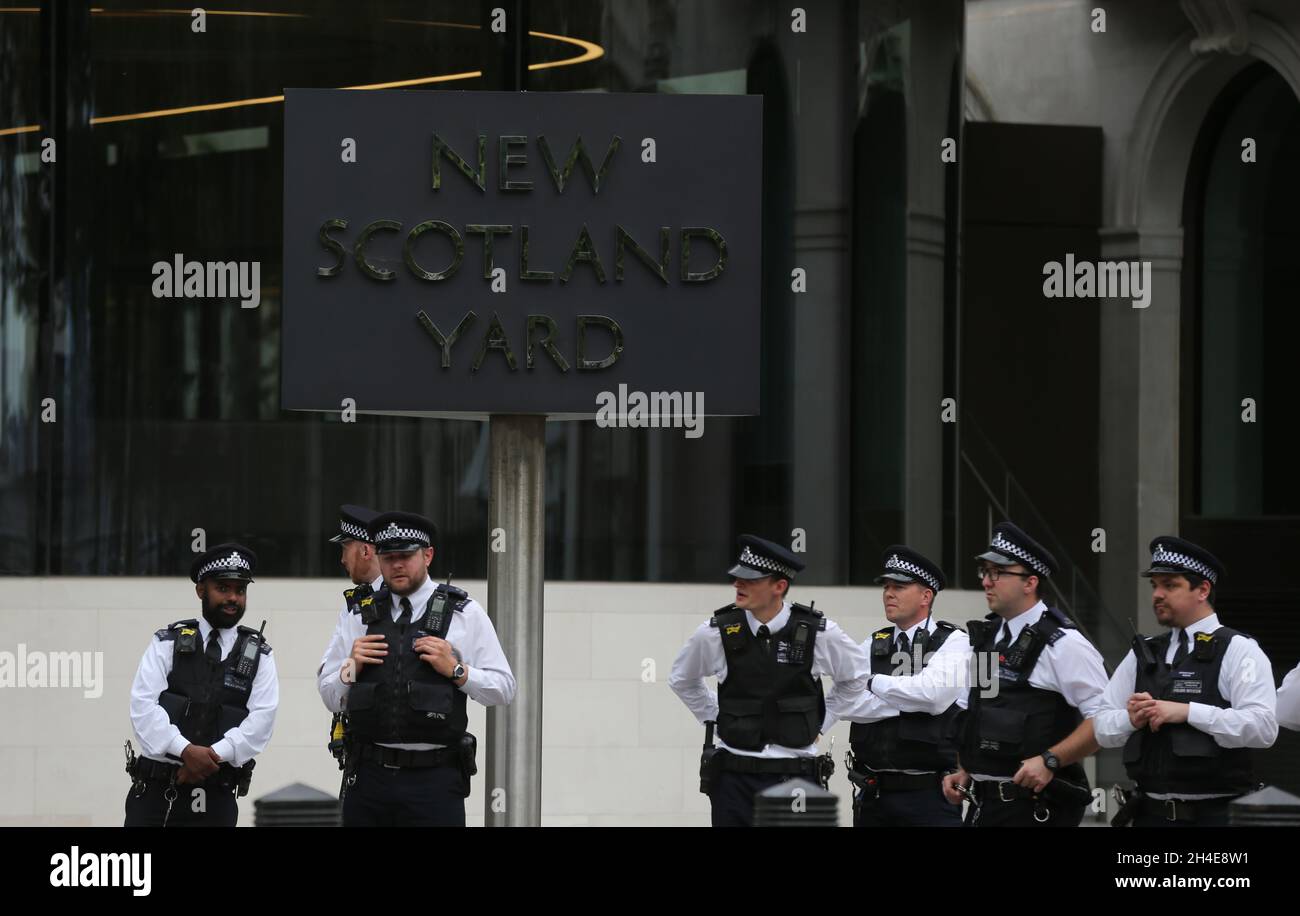 Police officers stand outside hi-res stock photography and images - Alamy