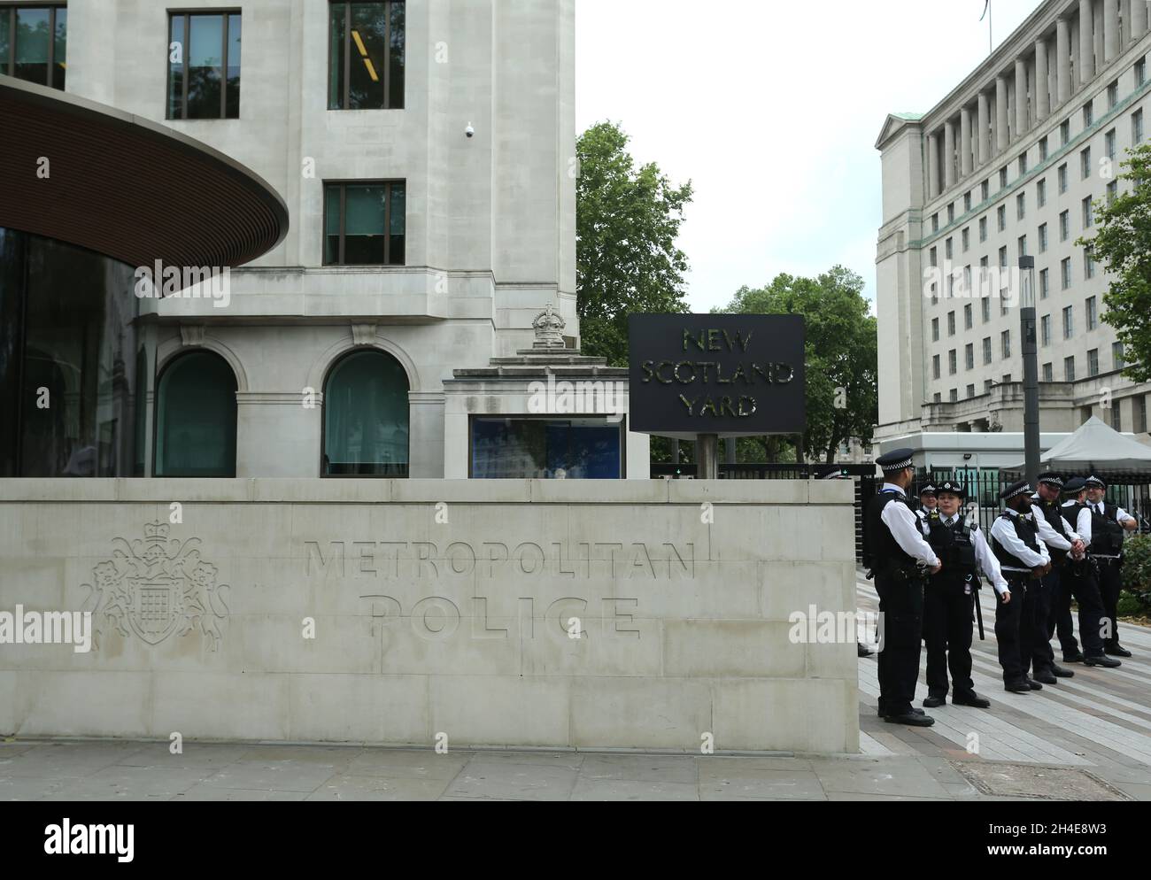 Police officers stand outside hi-res stock photography and images - Alamy
