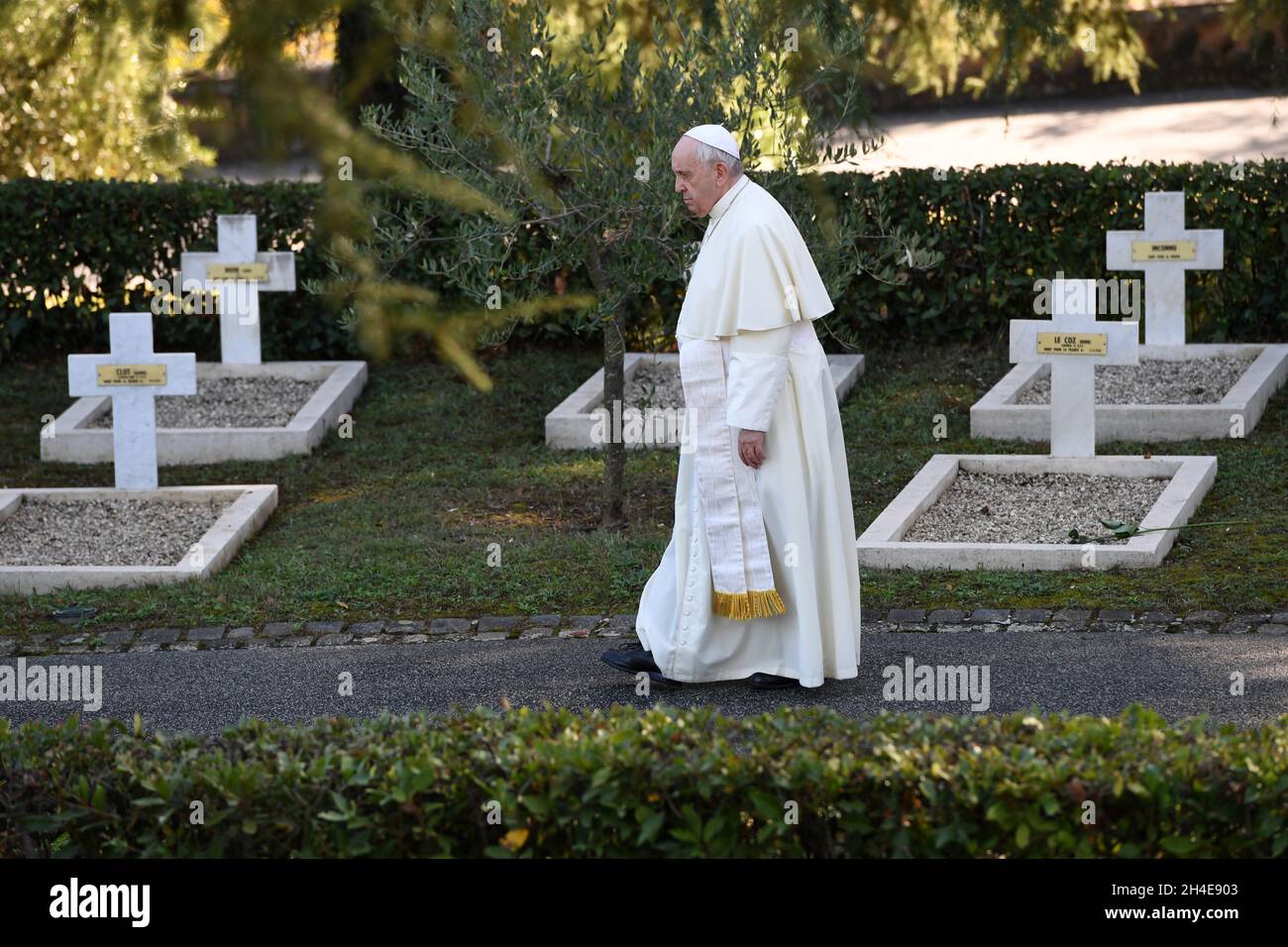 ‭Italy, Rome, Vatican, 21/11/02 Pope Francis at the French cemetery in ...