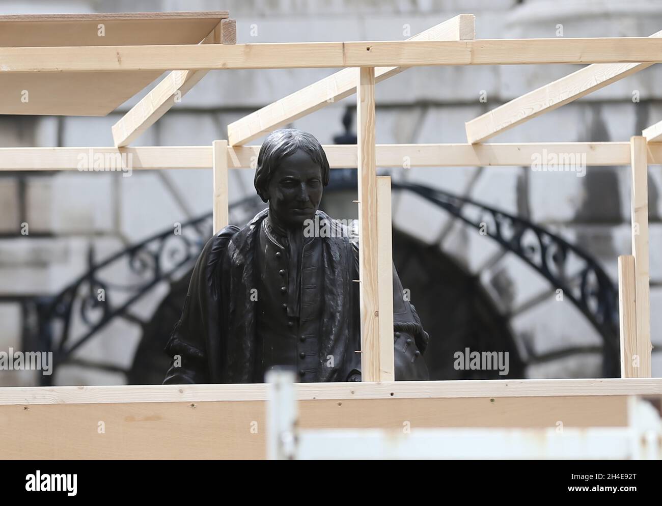 Thomas guy hospital statue hi-res stock photography and images - Alamy