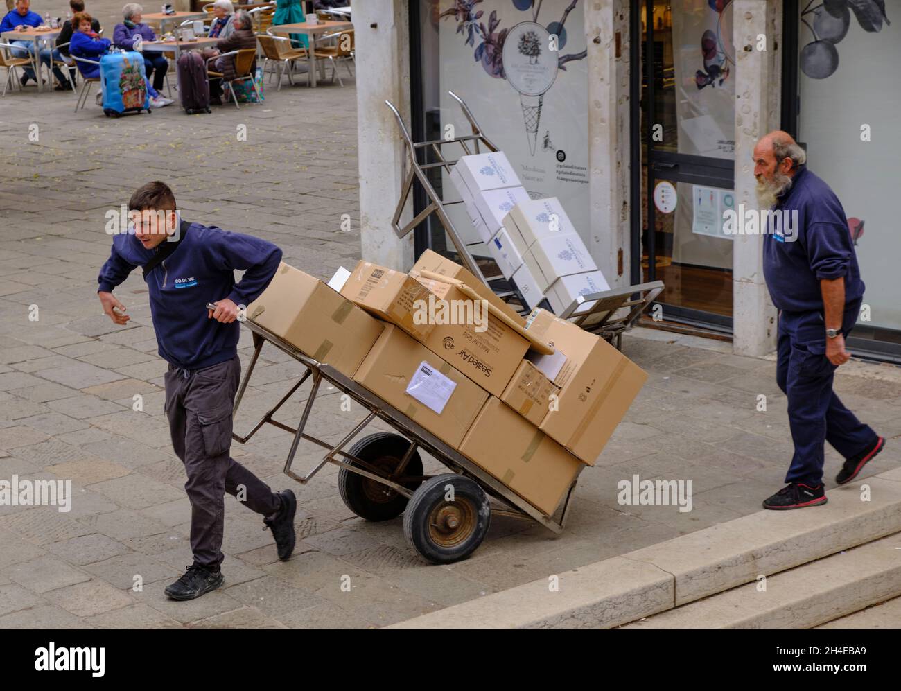 Parcels being delivered hi-res stock photography and images - Alamy