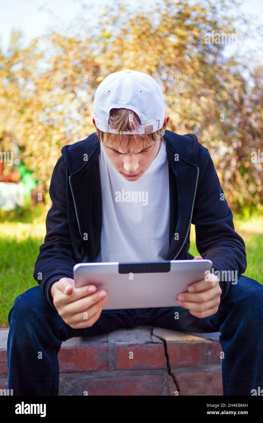 Teen boy computer sad hi-res stock photography and images - Alamy