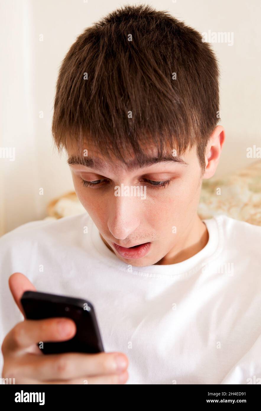 Teen cellphone stare hi-res stock photography and images - Alamy