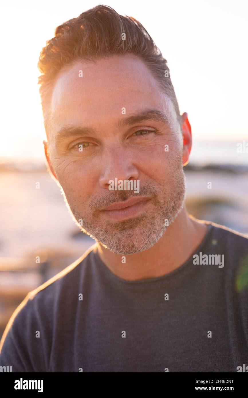 Portrait man looking camera hi-res stock photography and images - Alamy