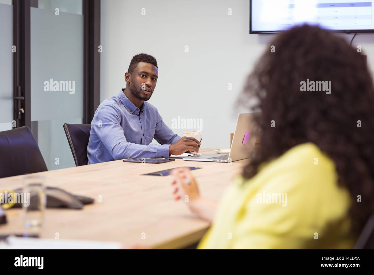 People sitting table hi-res stock photography and images - Alamy