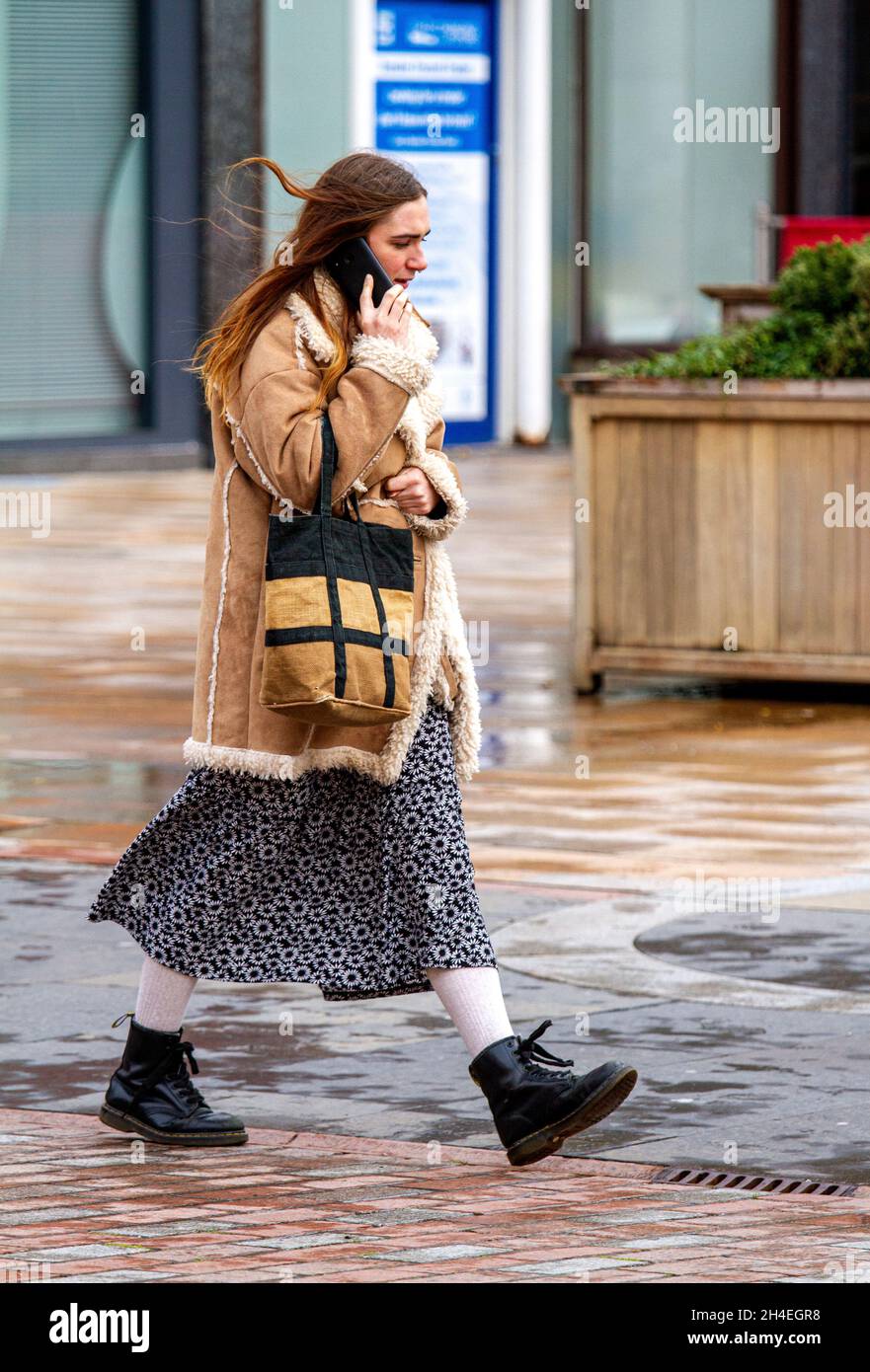 Woman outside socilaizing hi-res stock photography and images - Alamy