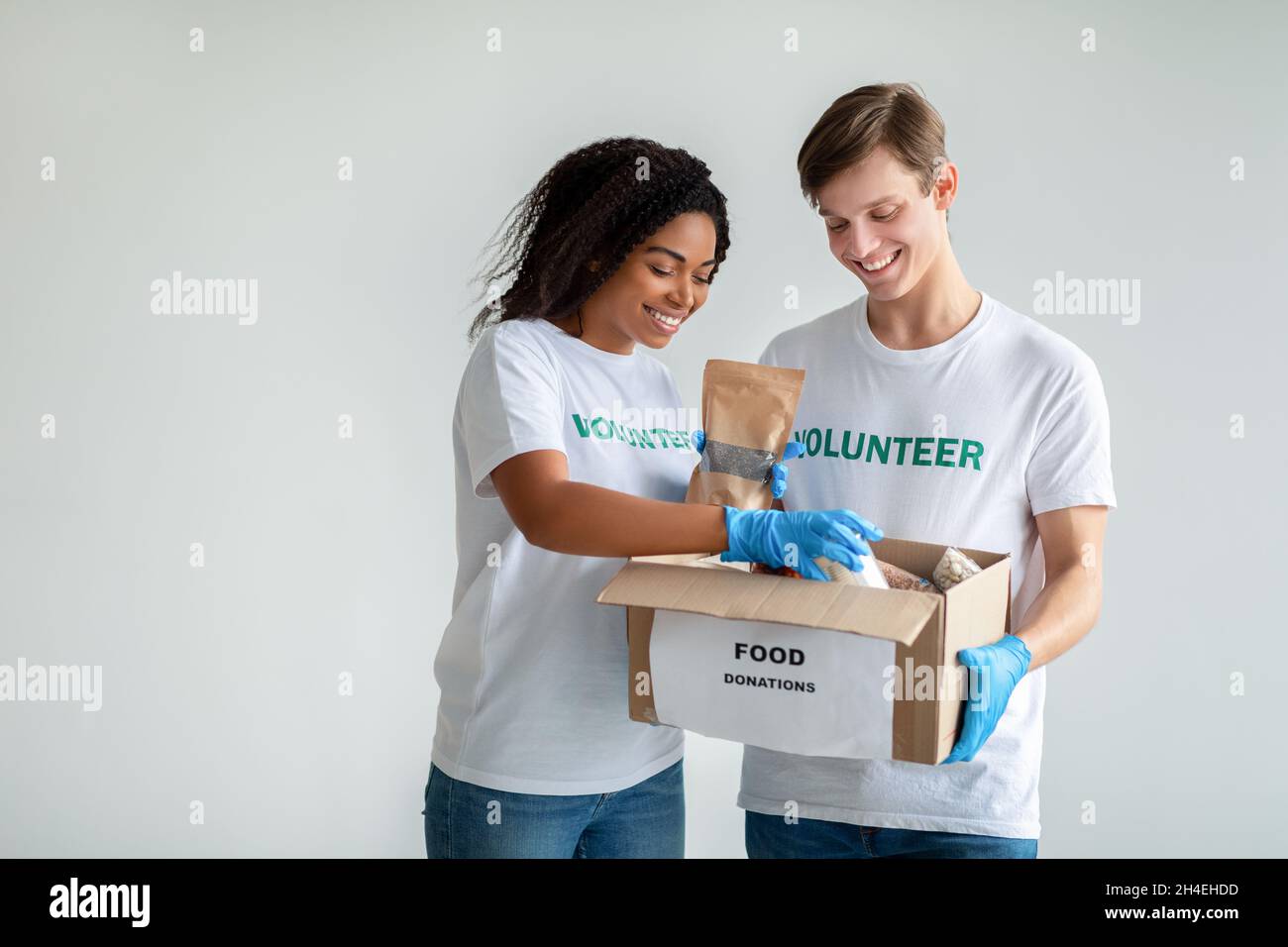 Group volunteers packs food cardboard hi-res stock photography and ...