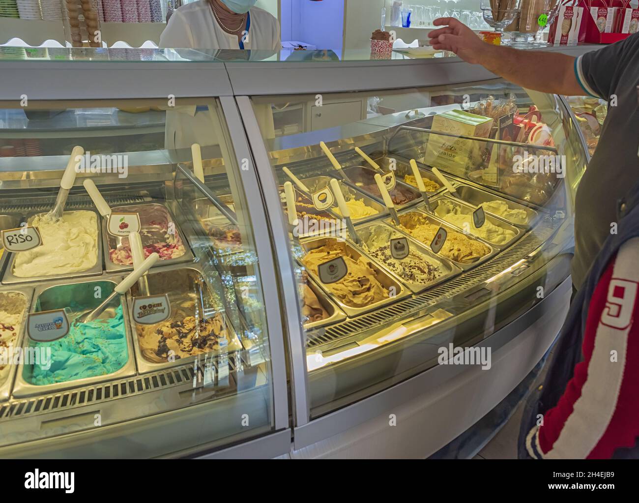 Gelato cono hi-res stock photography and images - Alamy