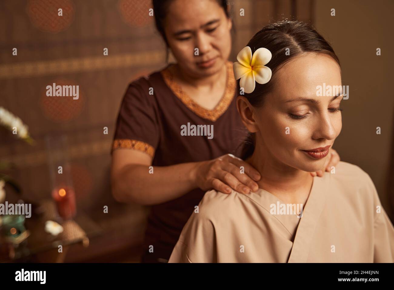 Thai spa customer getting massage hi-res stock photography and images ...