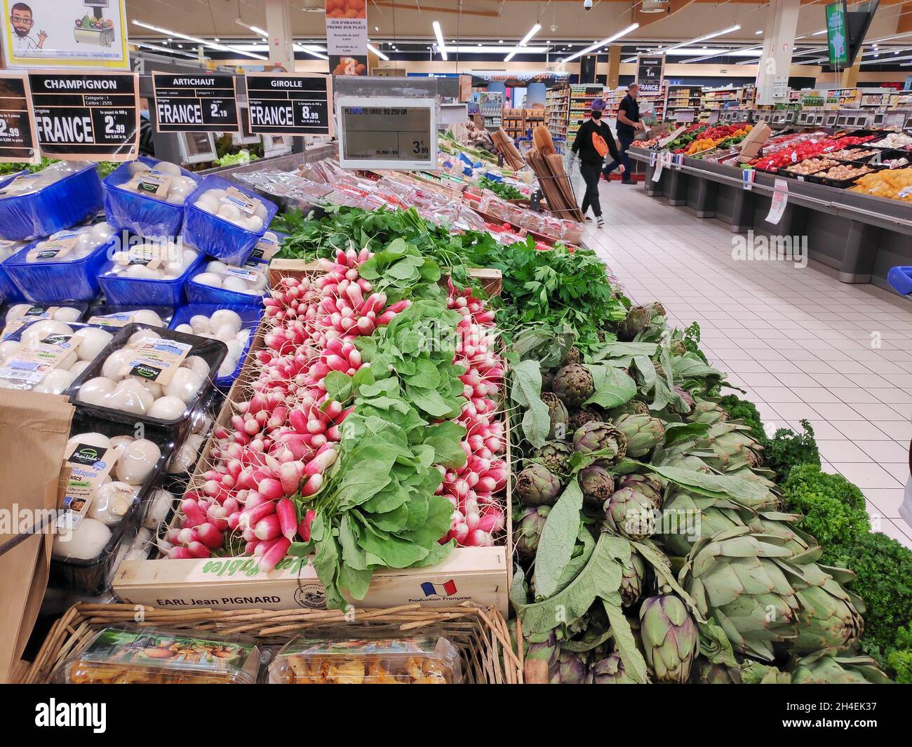 PARIS, FRANCE - OCTOBER 1, 2021: Vegetable price labels in a generic ...