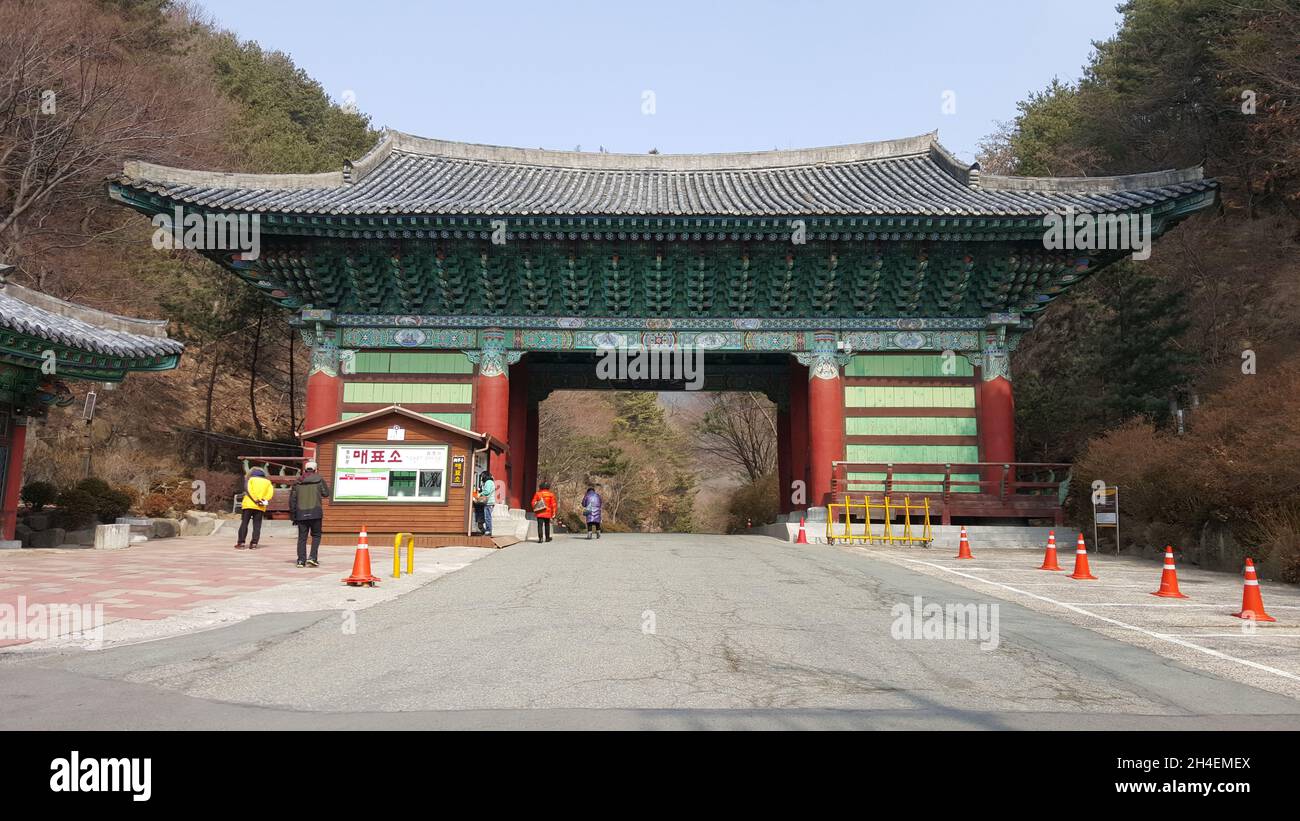 Donghwa temple hi-res stock photography and images - Alamy