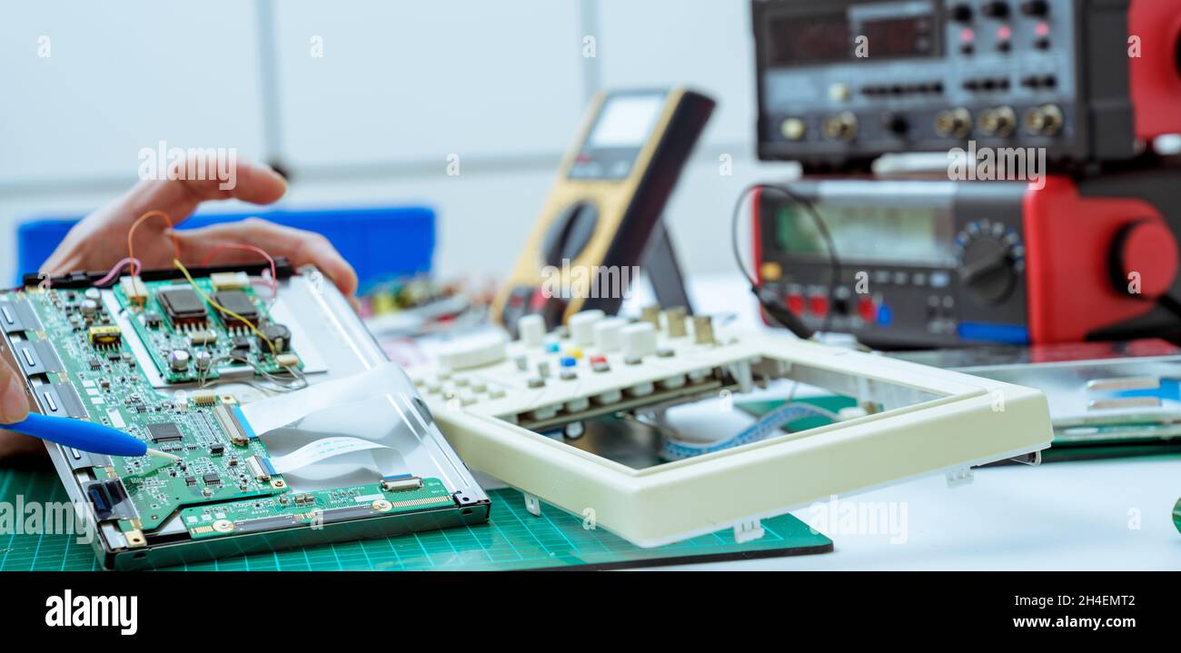 Development of the design of an electronic device in the laboratory of ...