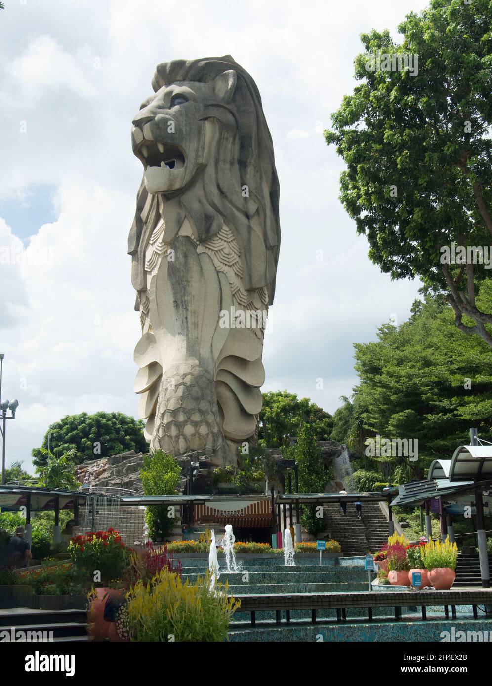 singapore merlion statue with fountains and trees around Stock Photo ...