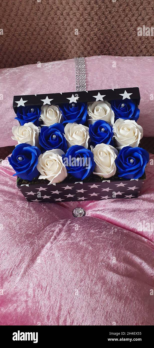 Roses in a box hi-res stock photography and images - Alamy