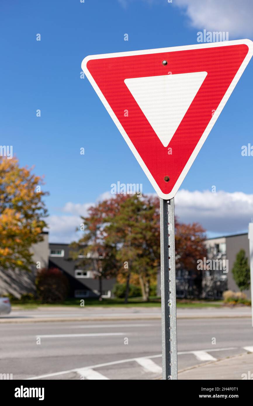 Give way sign hi-res stock photography and images - Alamy
