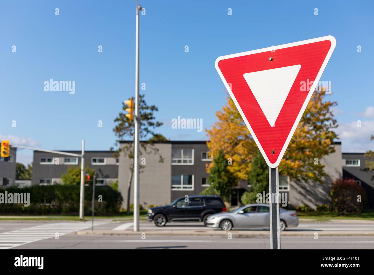 Yield sign give way traffic sign hi-res stock photography and images ...