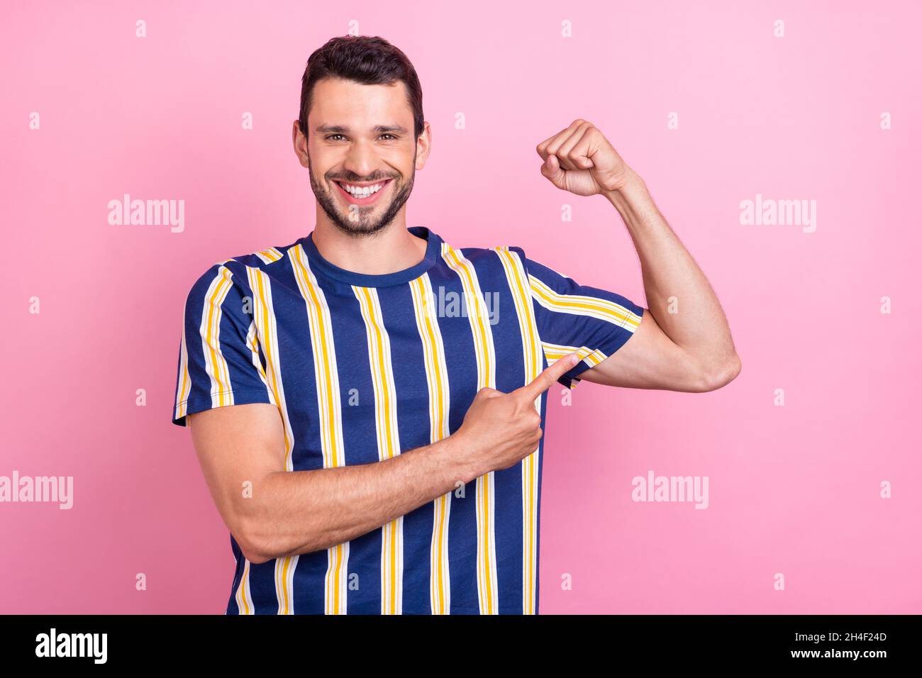 Photo portrait man smiling pointing finger strong biceps isolated ...