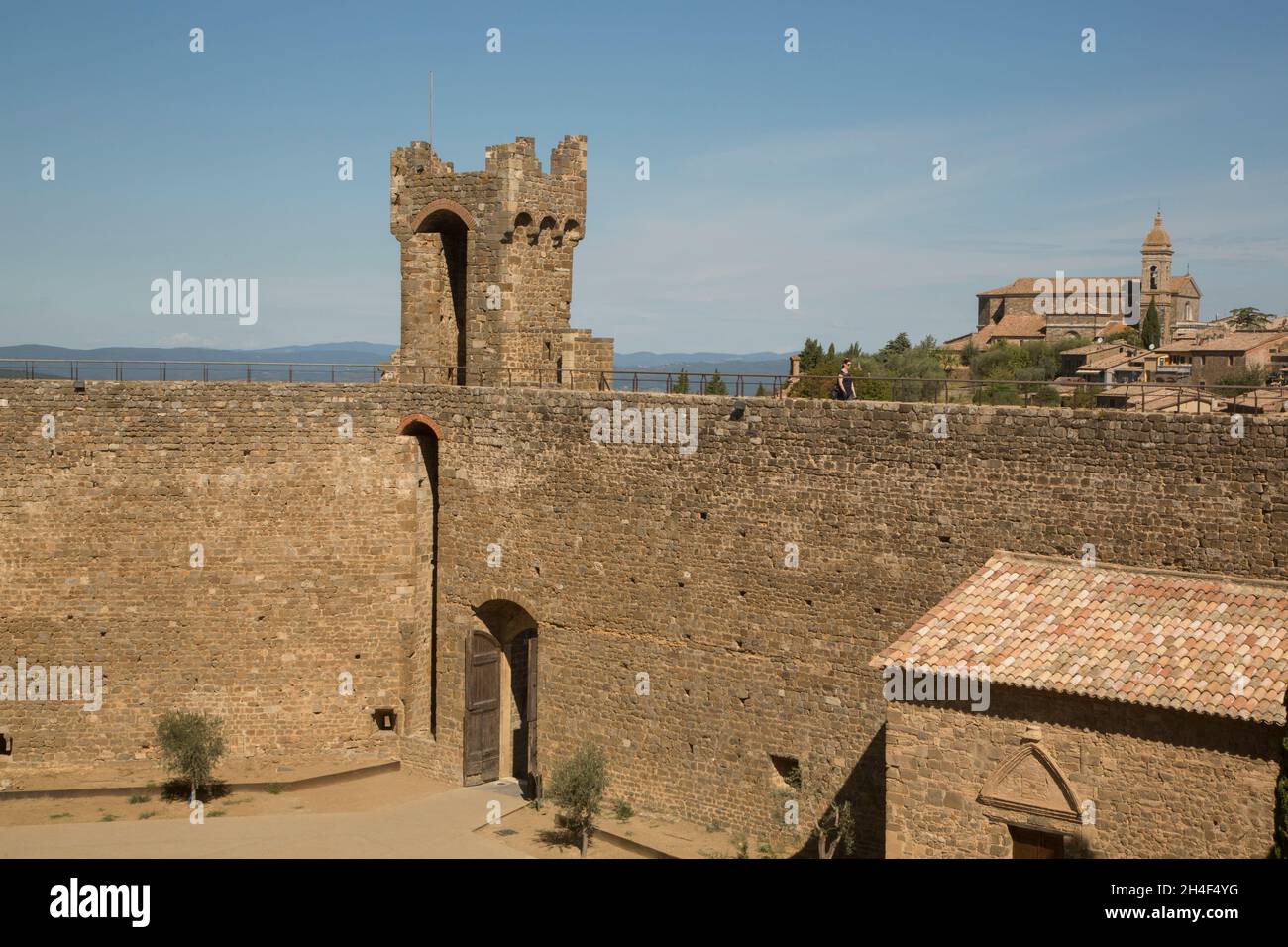 Medieval castle hill town tuscany hi-res stock photography and images ...