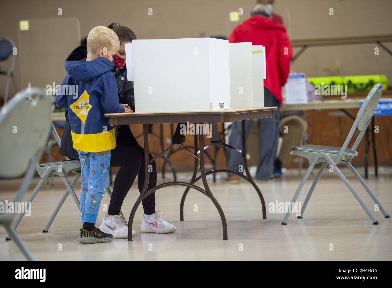 Washington, United States. 02nd Nov, 2021. A mother shows her son how ...