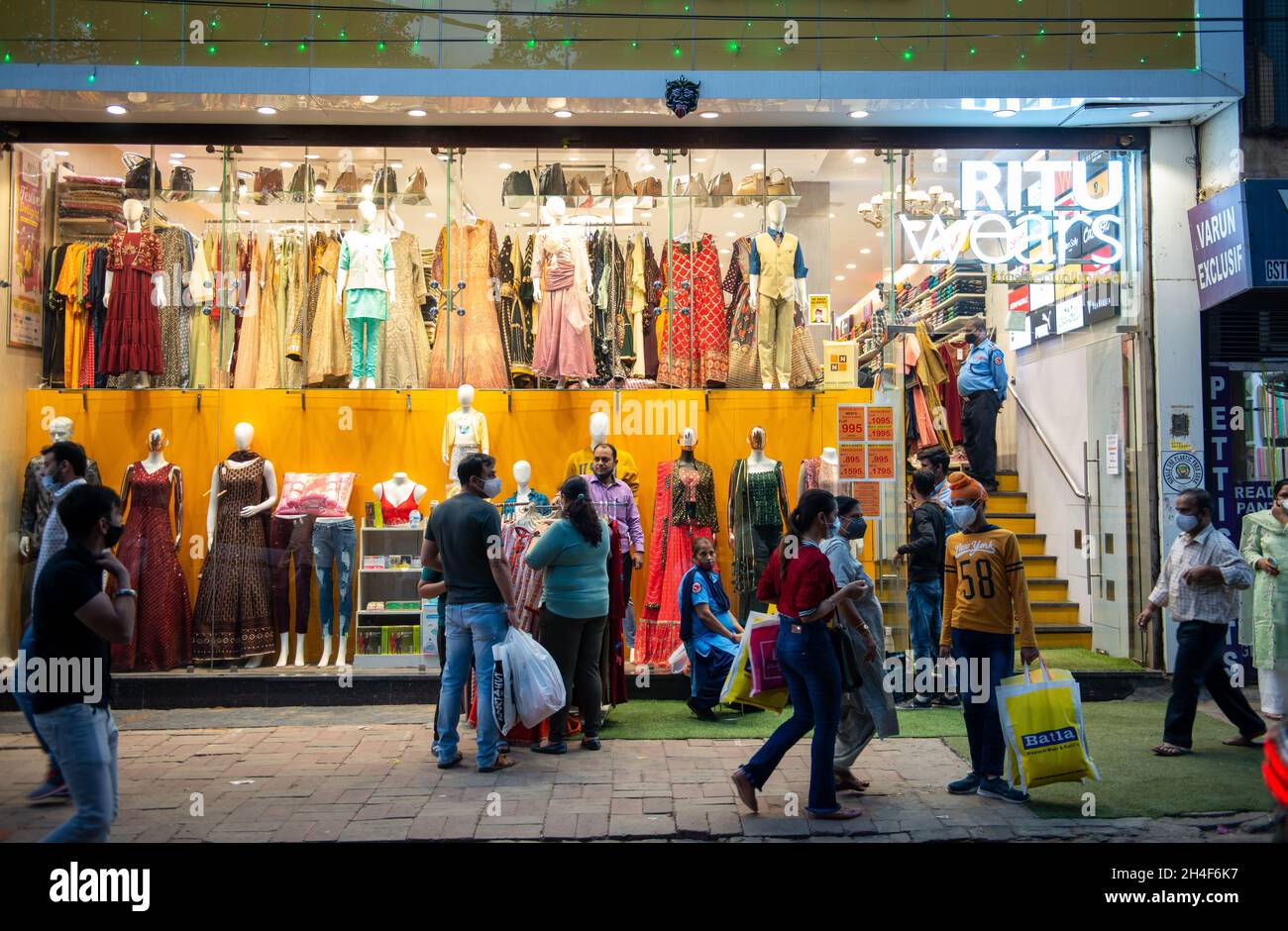 Cloth shopping people showroom hi-res stock photography and images - Alamy