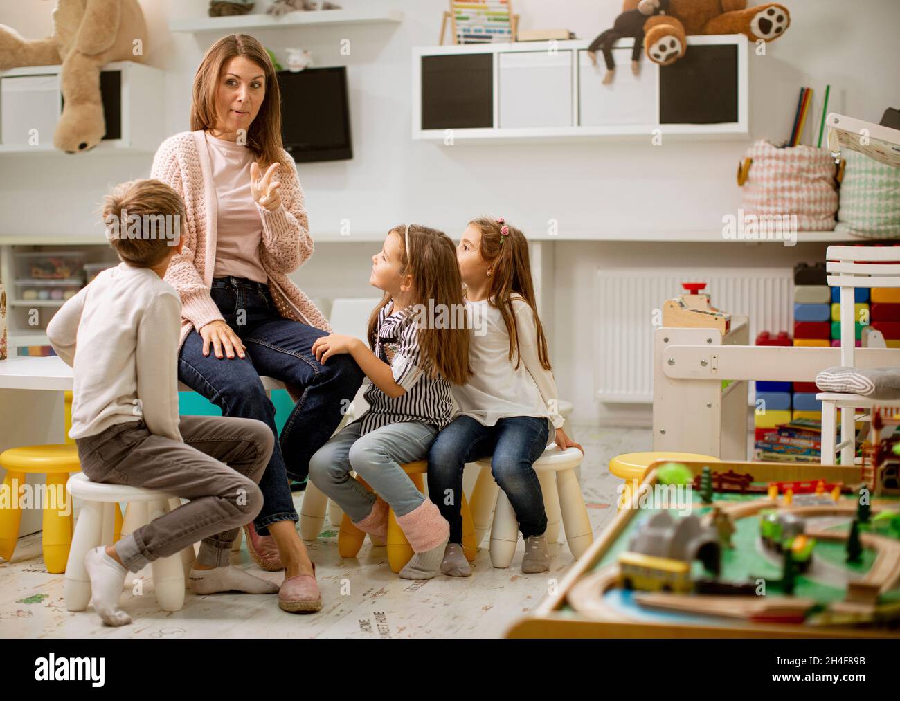 Kids story telling hi-res stock photography and images - Alamy