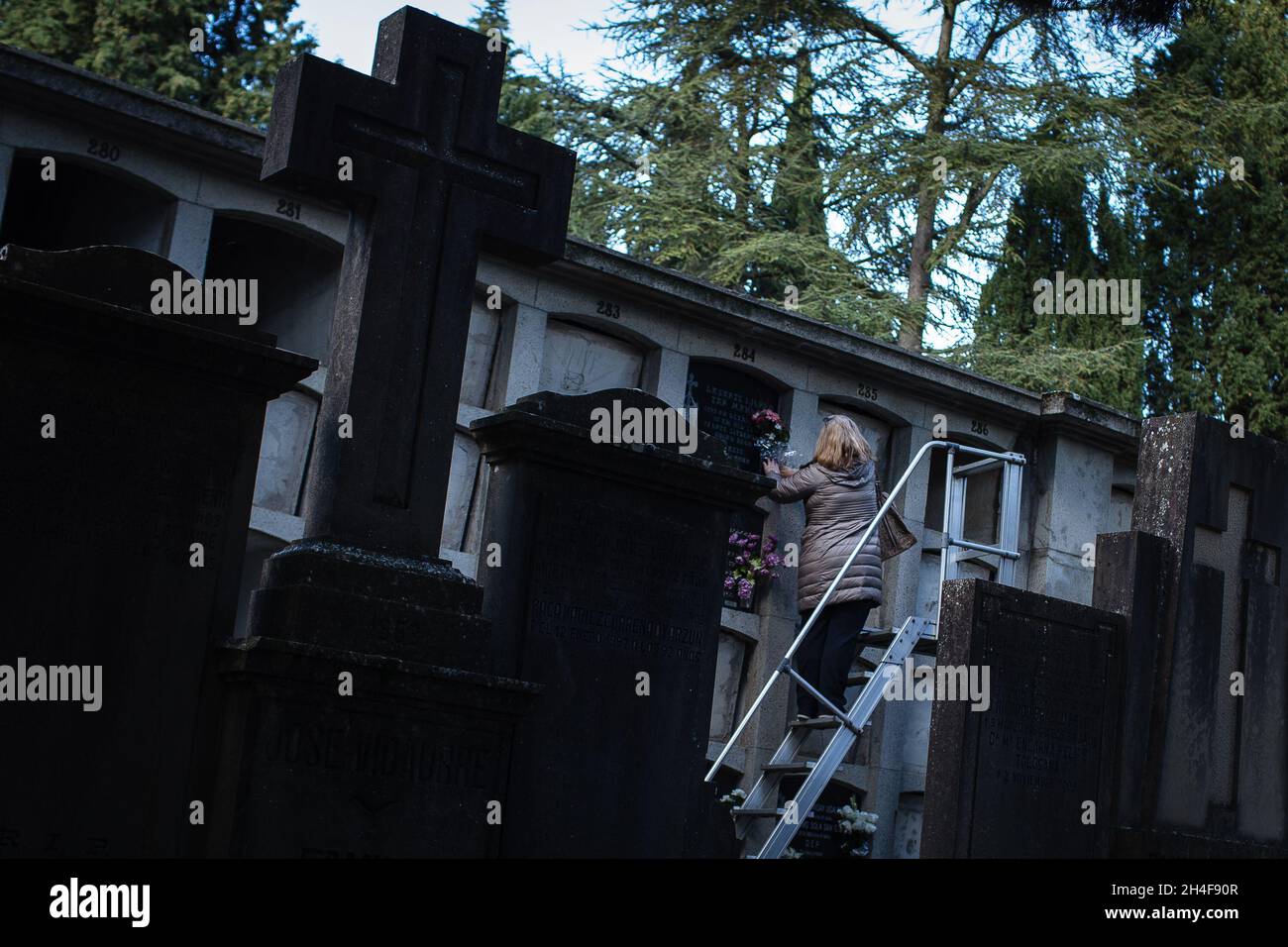 Tombs cleaning hi-res stock photography and images - Alamy
