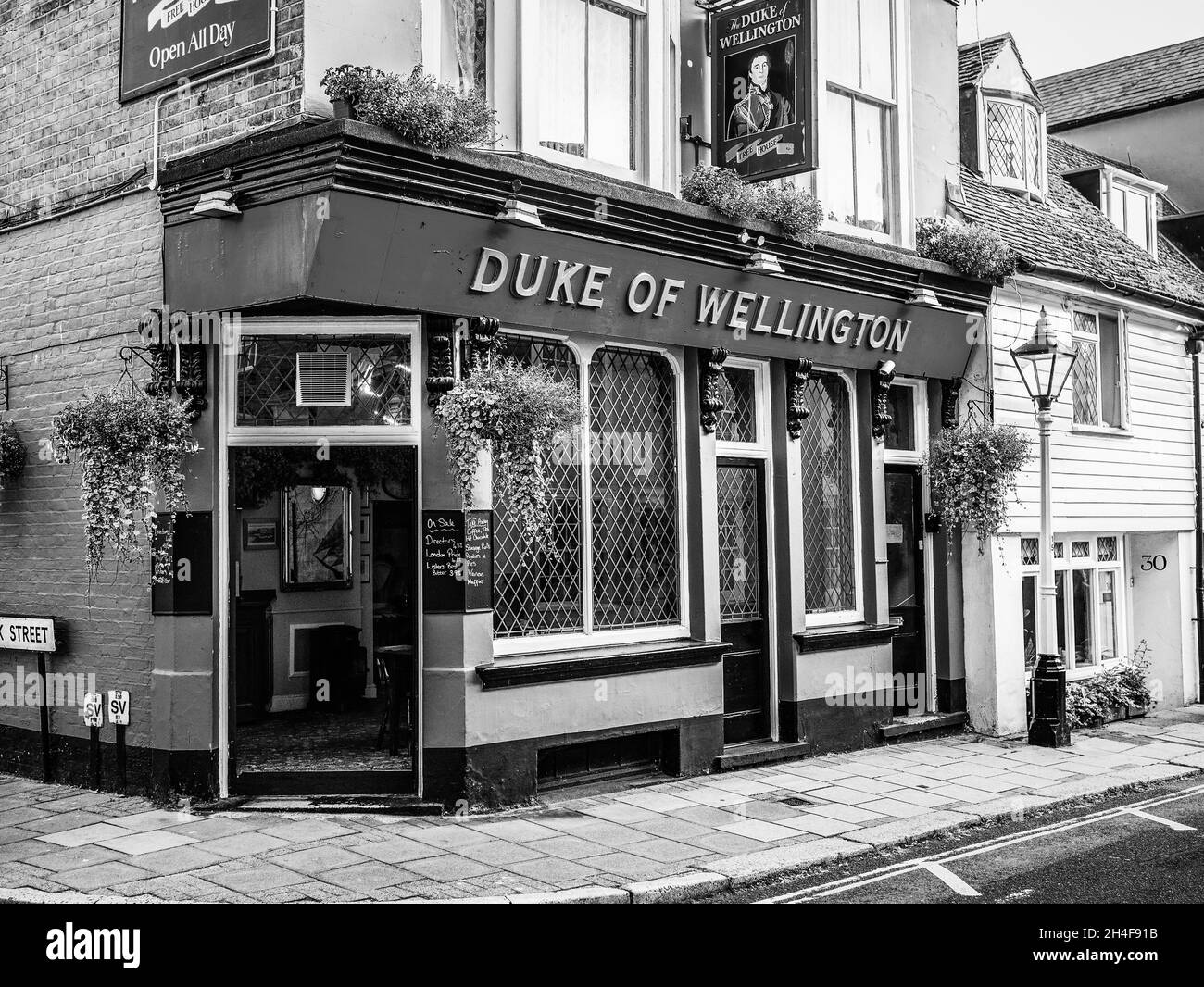 Old wellington inn pub Black and White Stock Photos & Images - Alamy