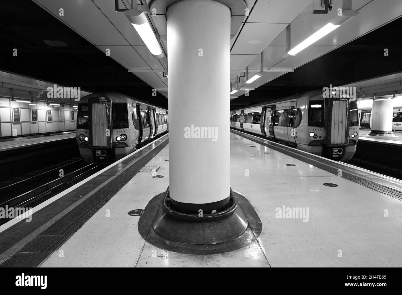 Southern trains class 377 at London Victoria station Stock Photo - Alamy